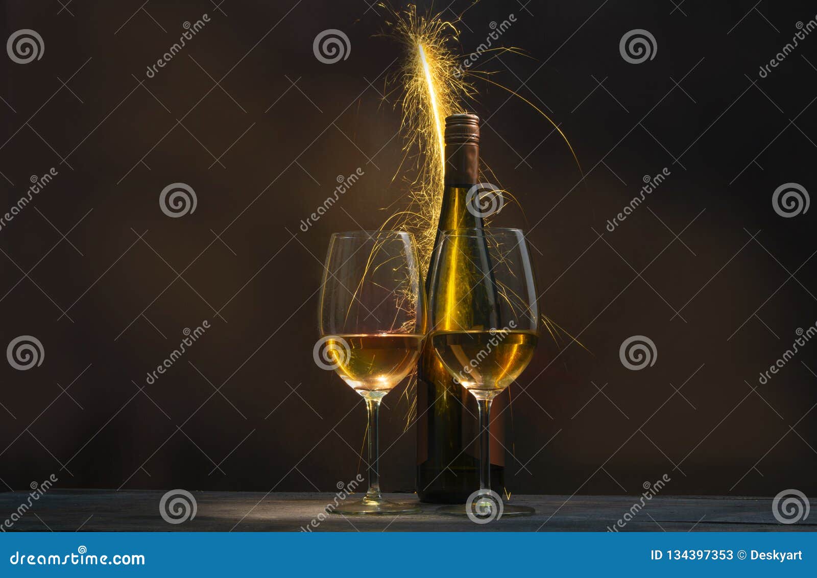 The Fireworks Blamed the Background of a Bottle of Wine and Two Glasses ... The Fireworks Blamed the Background of a Bottle of Wine and Two Glasses ...