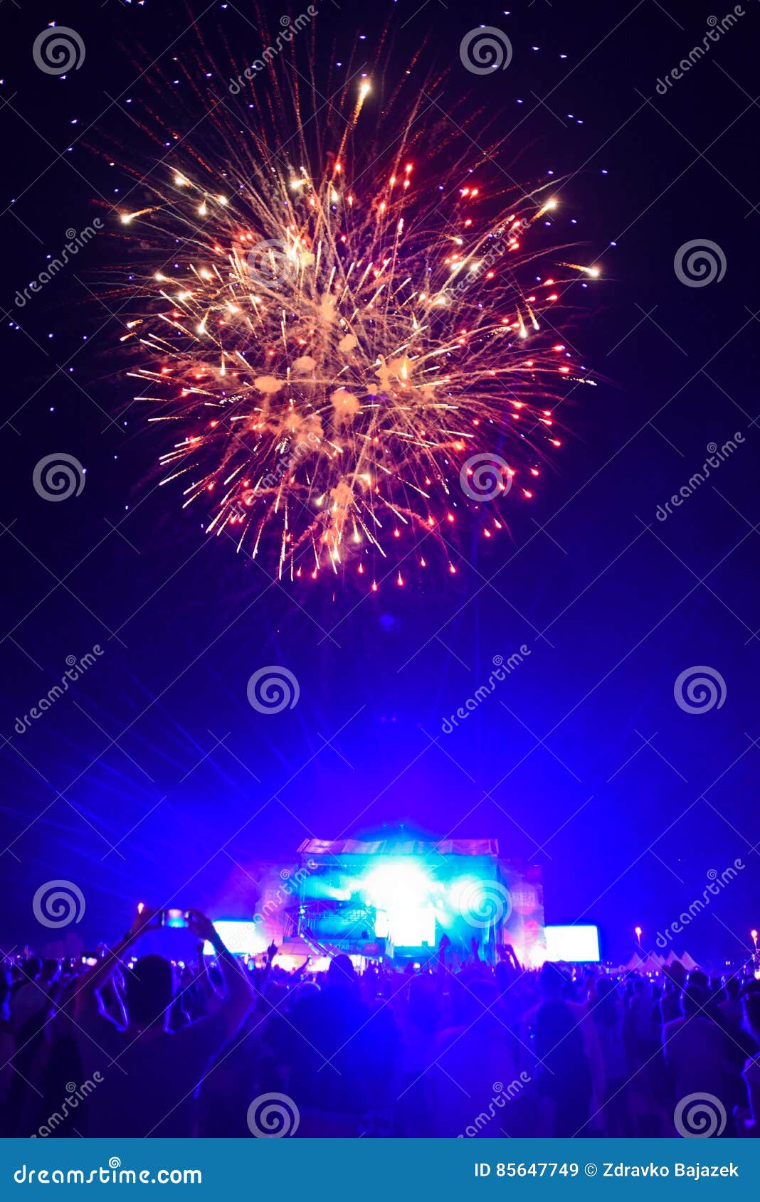 Fireworks at concert 3 editorial stock image. Image of electric - 85647749