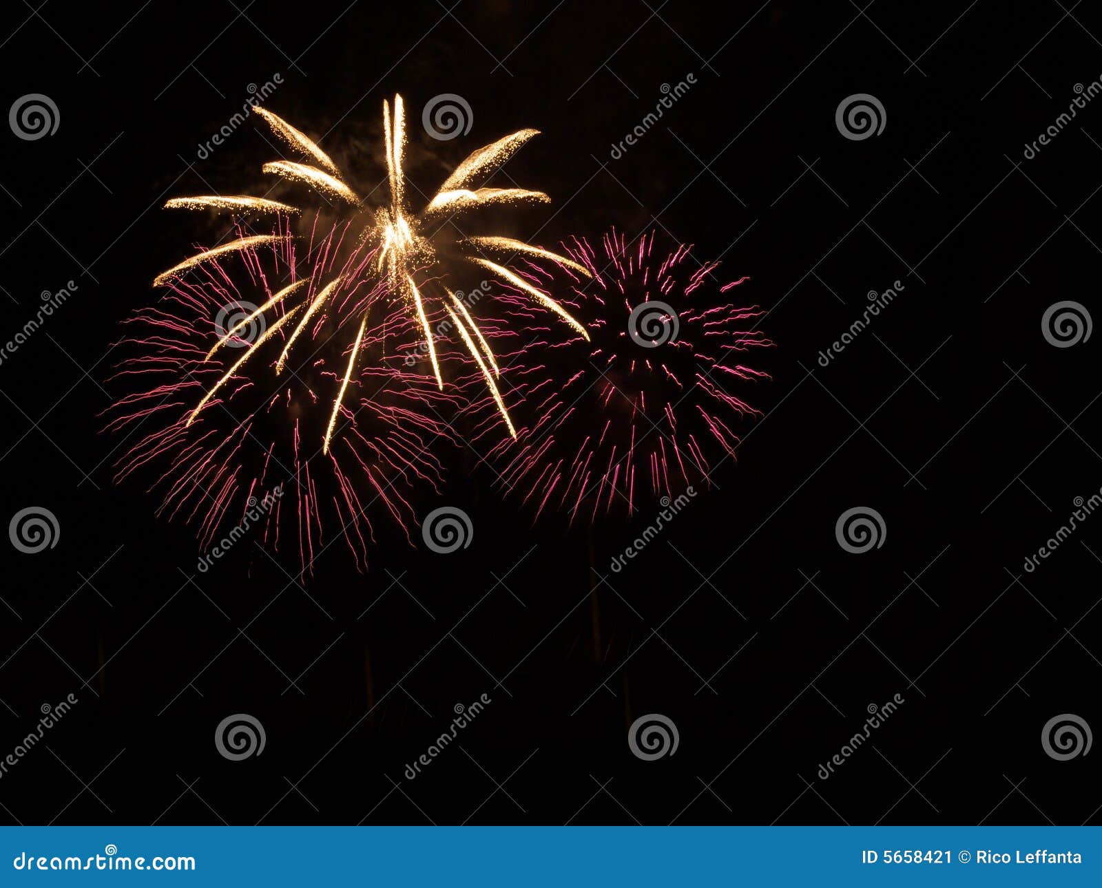 Fireworks crackle stock image. Image of green, pyrotechnic - 5658421