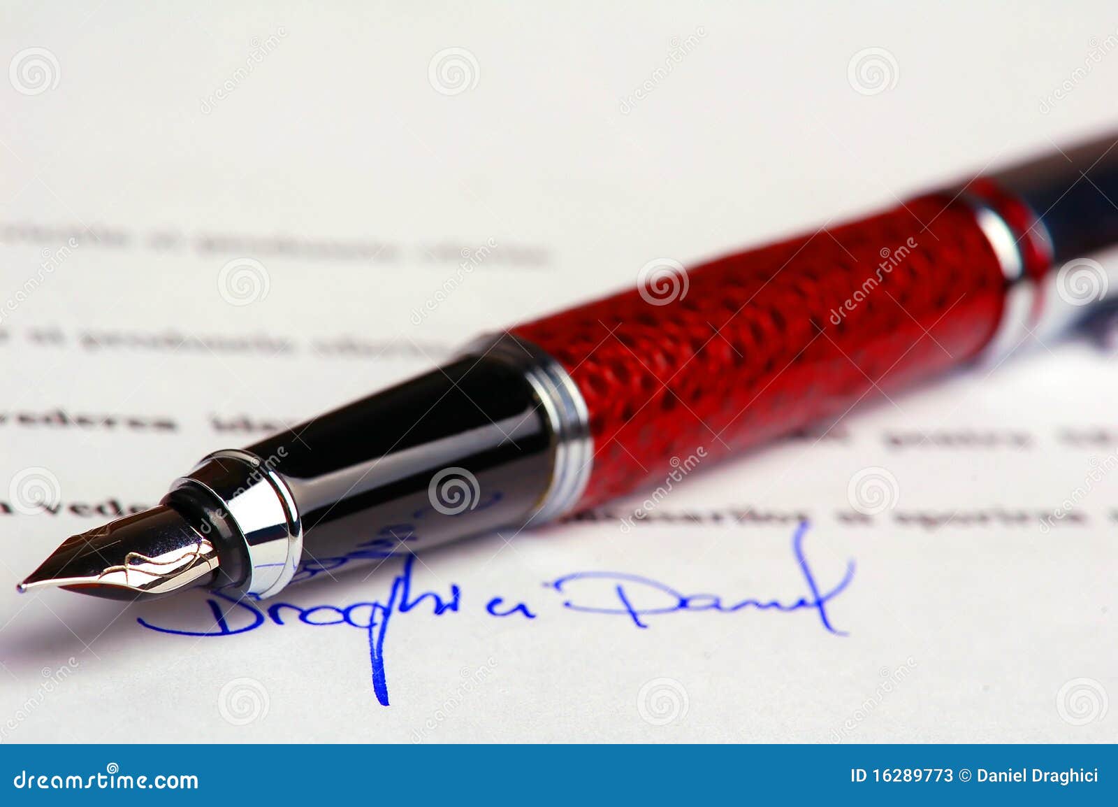 Firma De La Tinta Azul En El Documento Financiero Imagen de archivo ...