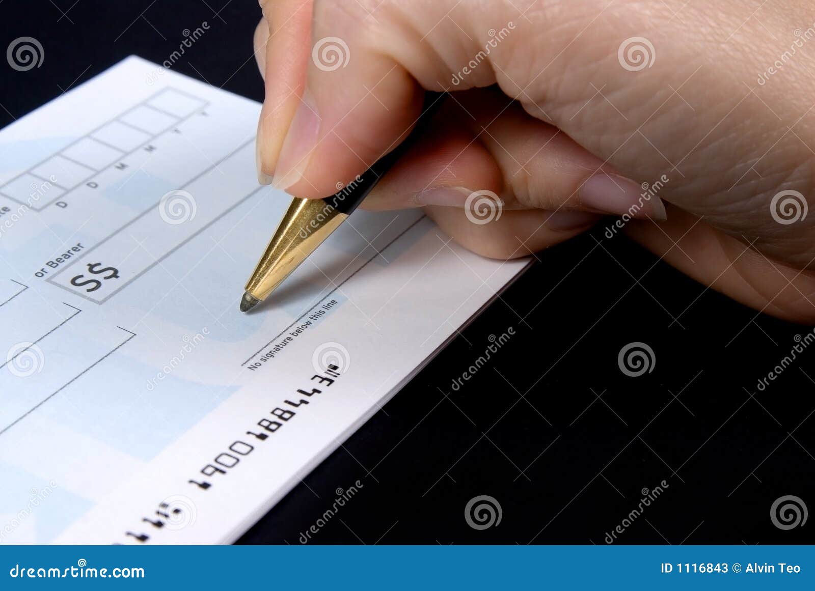 Firma de un cheque imagen de archivo. Imagen de escriba - 1116843