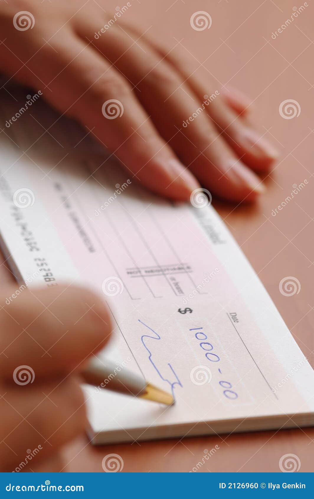 Firma De Un Cheque Del Dinero Foto de archivo - Imagen de dinero ...