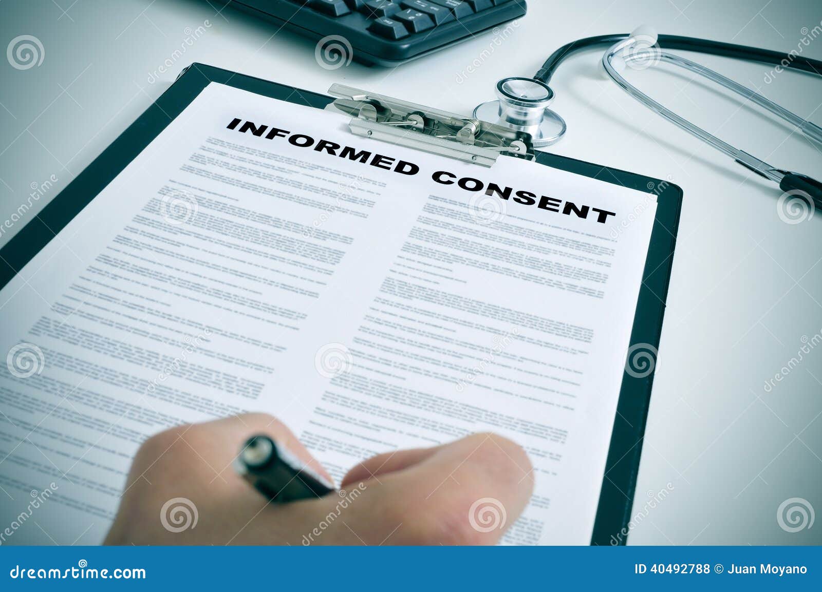 Firma De Un Consentimiento Informado Foto de archivo - Imagen de ...