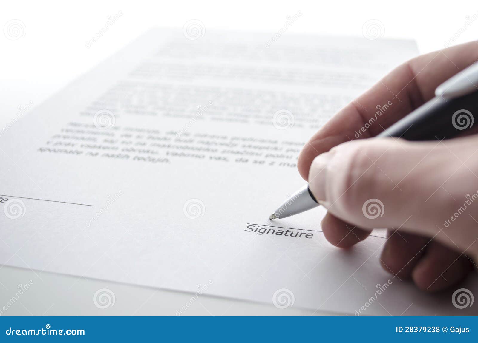 Firma de un contrato foto de archivo. Imagen de muestra - 28379238