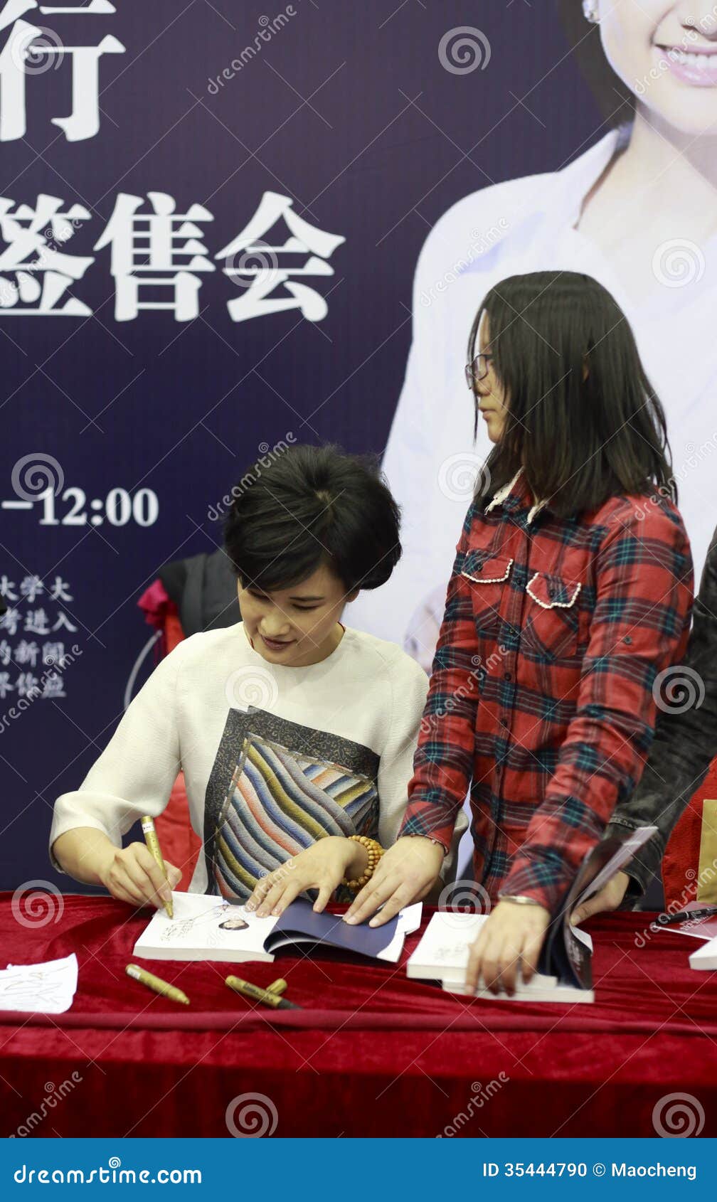 Firma Del Libro Del Xiaoli De Wu (sally Wu) Imagen editorial - Imagen de noticias, mujer: 35444790
