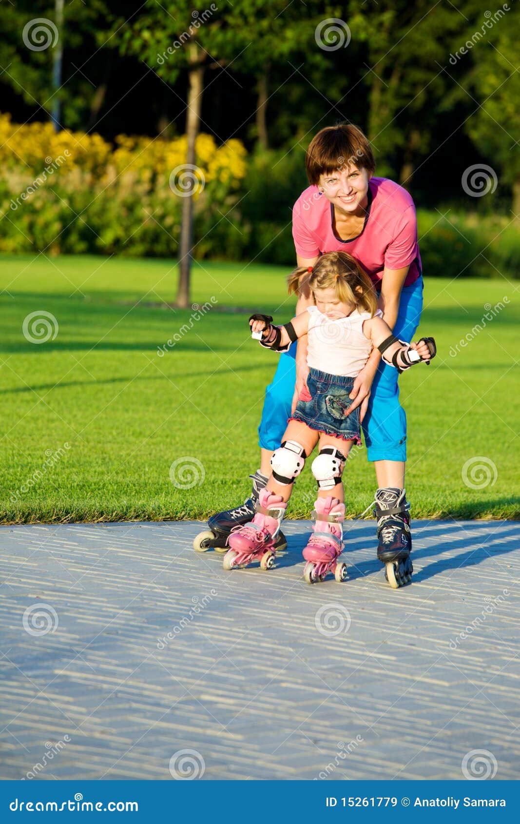 First Time in Roller Skates Stock Image - Image of exercise, pads: 15261779
