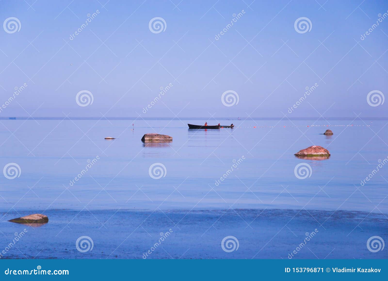 Fischer Auf Den Booten Setzten Netze Und Fallen Auf Die Fische in Das ... Fischer Auf Den Booten Setzten Netze Und Fallen Auf Die Fische in Das ...