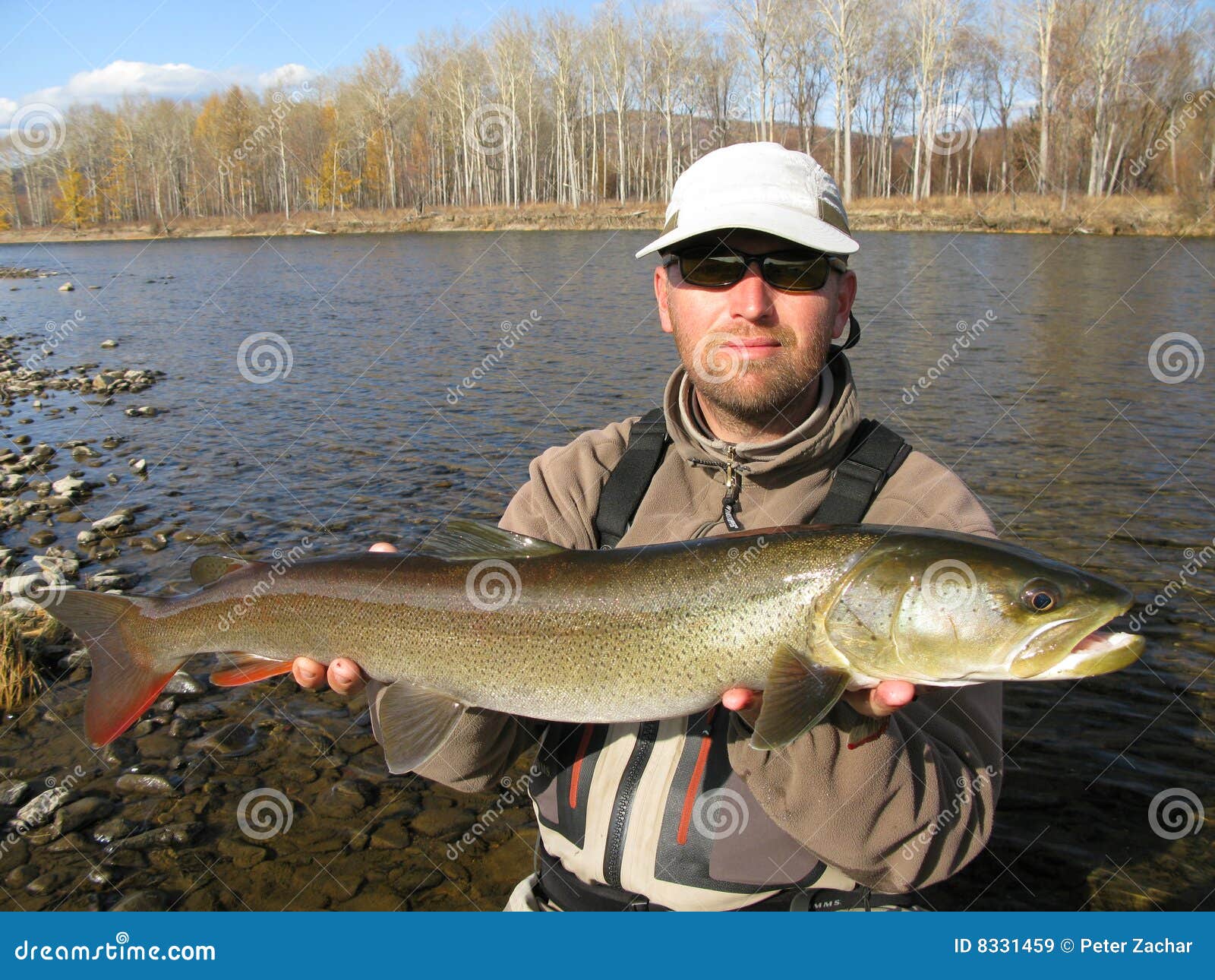 Fischer mit Fischen stockbild. Bild von glücklich, spinnen - 8331459