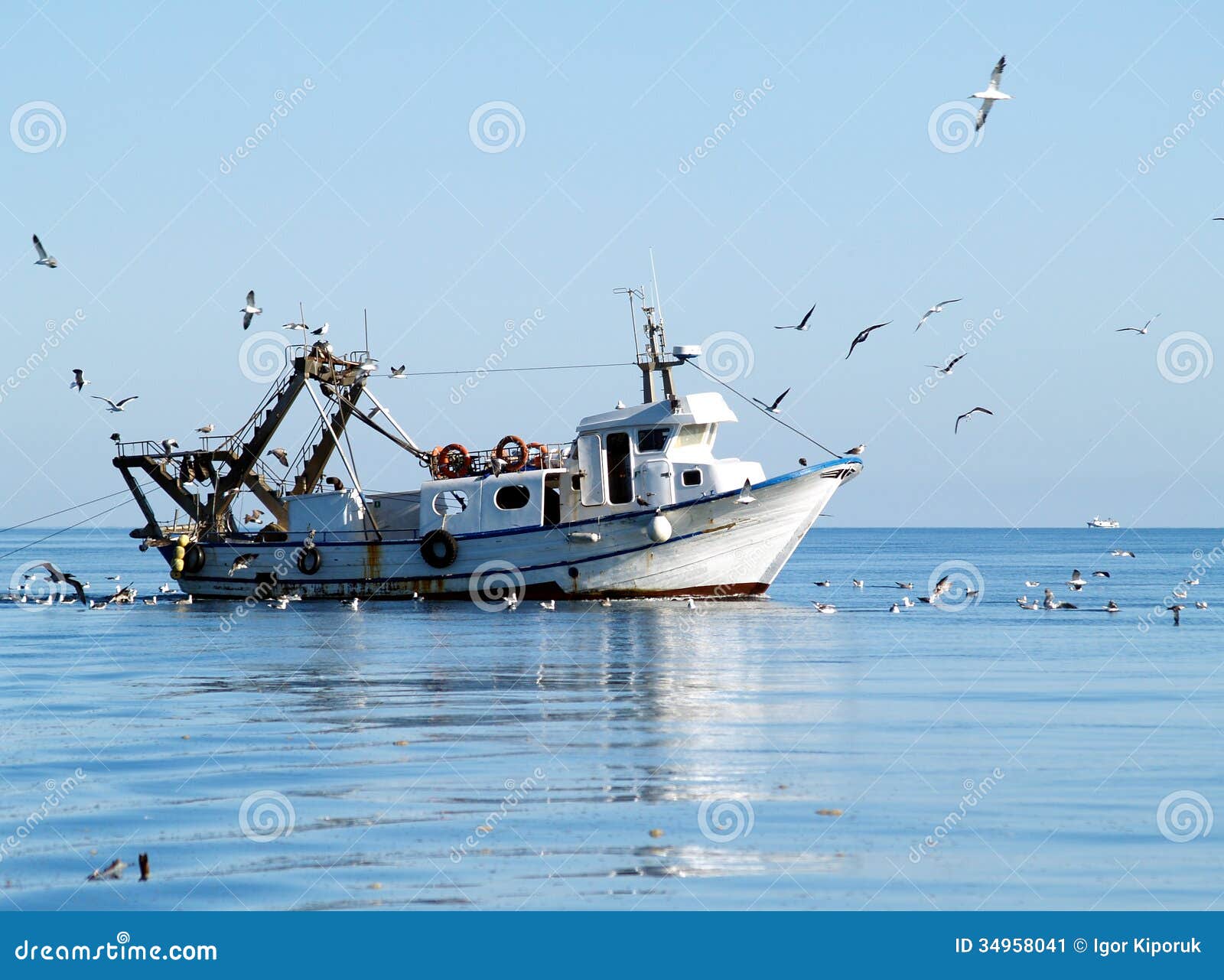 Fischerboot stockbild. Bild von fische, himmel, schleppnetzfischer ...