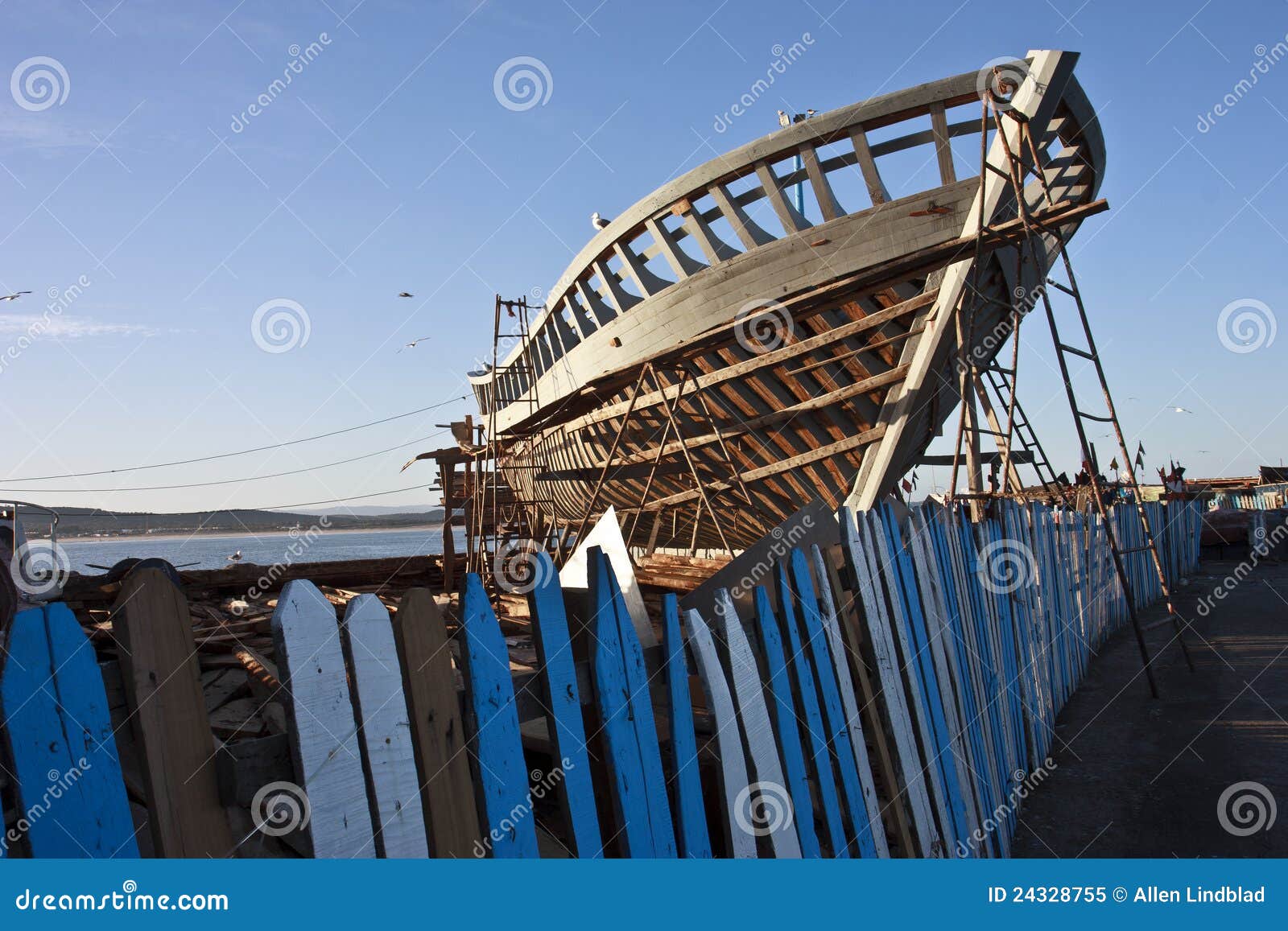 Fischerboot-Aufbau stockbild. Bild von fische, werft - 24328755
