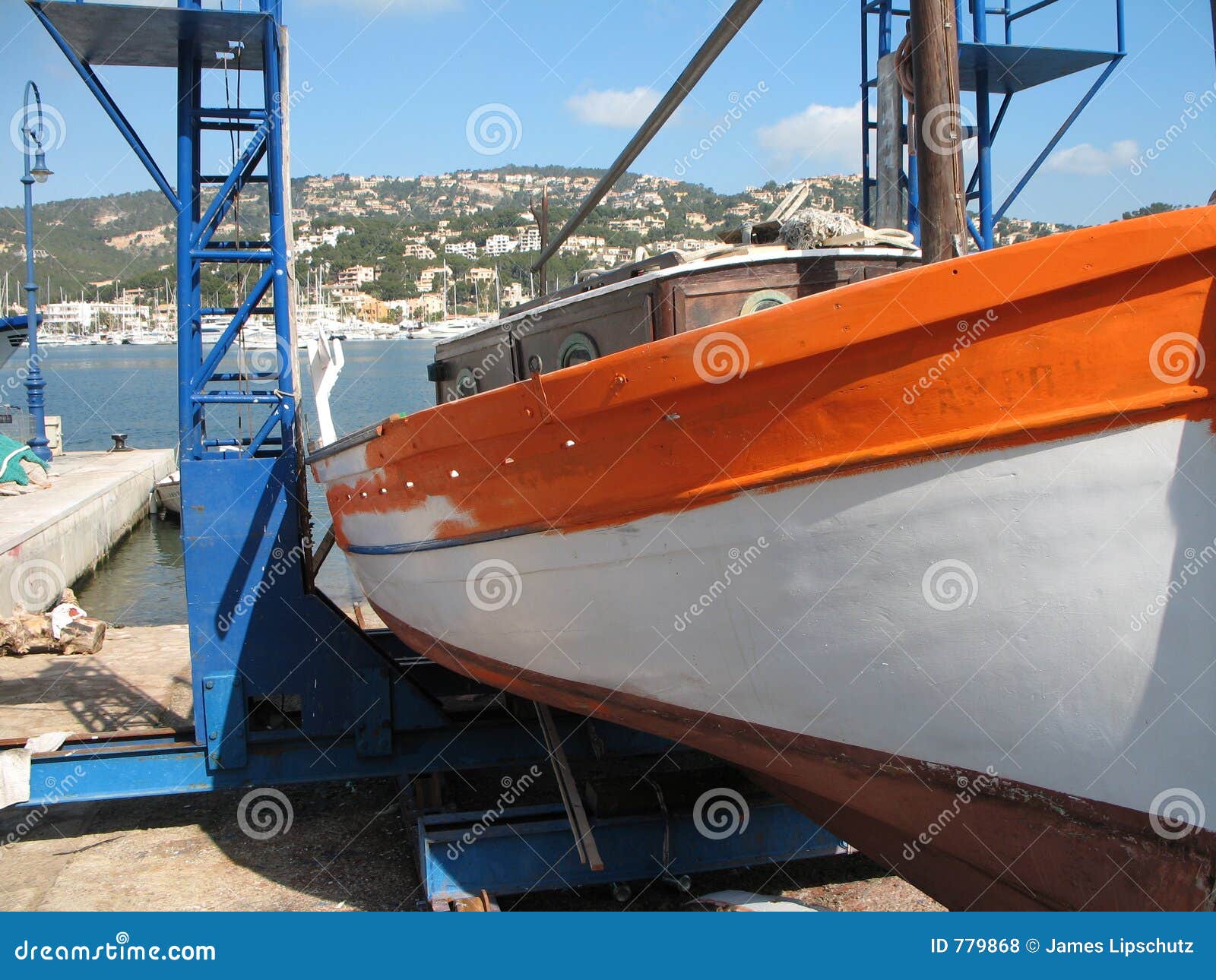 Fischerboot, Das Gemalt Wird Stockfoto - Bild von gipfel, häuser: 779868