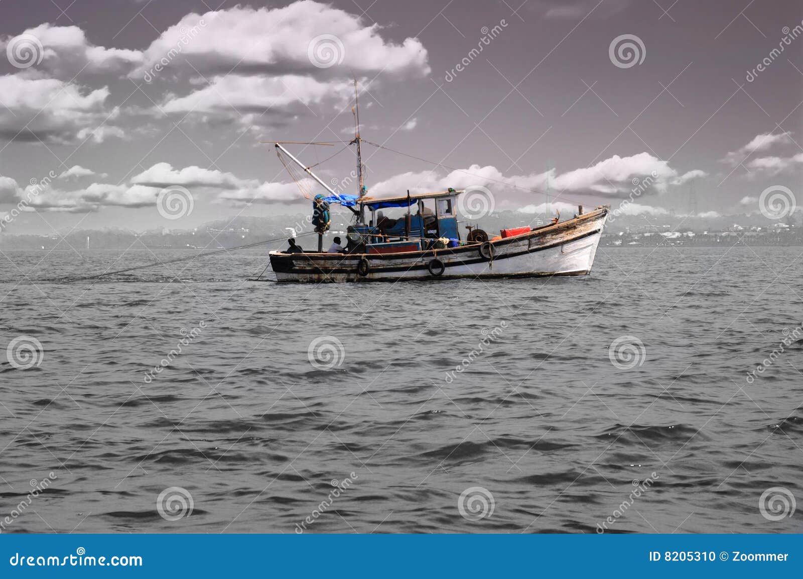 Fischerboot im Meer stockfoto. Bild von marine, boot, lieferung - 8205310