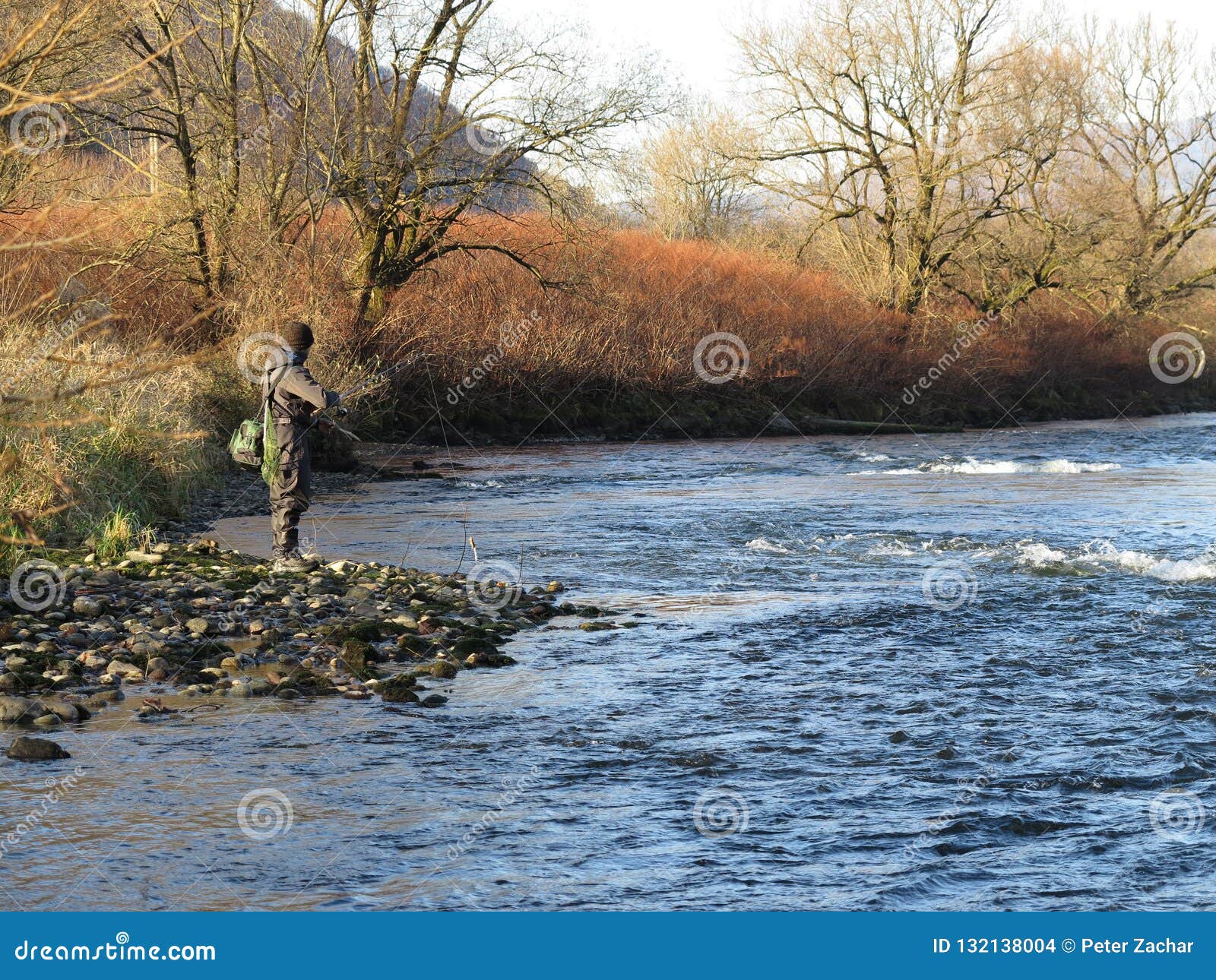 Fischerei auf Fluss stockfoto. Bild von fischer, fische - 132138004