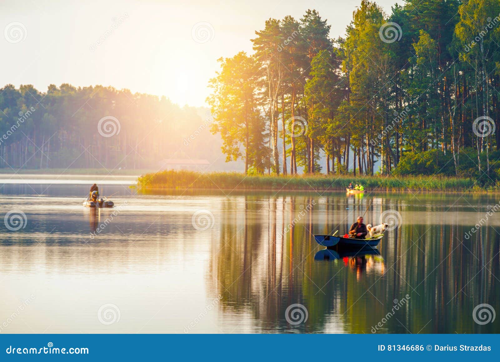 Fischerei in Einem See am Sonnenschein Stockfoto - Bild von fischer ...