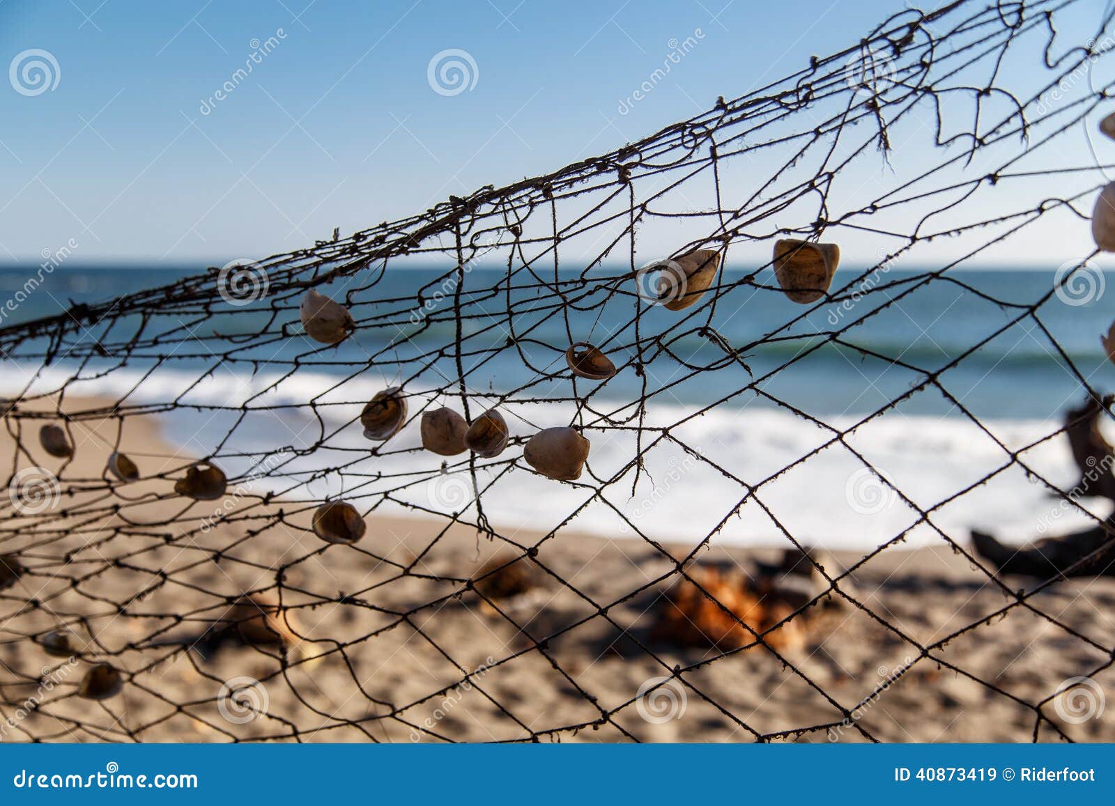 Fischernetz im Strand stockbild. Bild von sand, ozean - 40873419