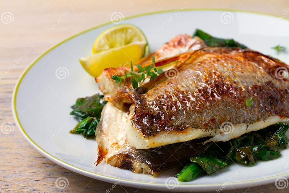 Fischfilet Dorado Oder Des Dorada Mit Spinat, Thymian Und Kalk ...
