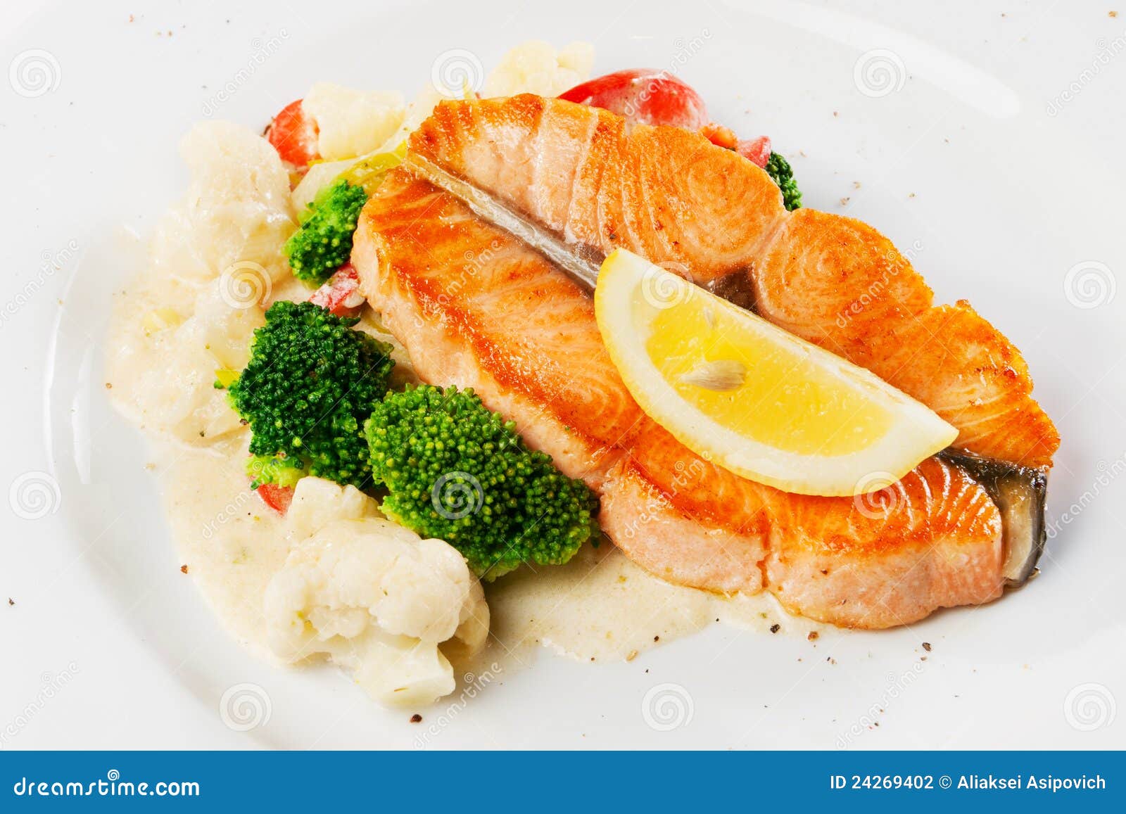 Fischgericht - Gegrillter Lachs Mit Blumenkohl Stockfoto - Bild von ...