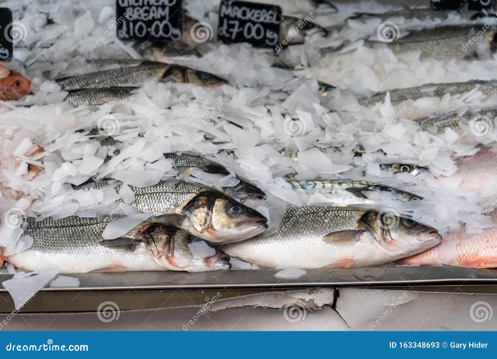 Fish on Ice on a Fishmongers Stall Stock Image - Image of eyes, fishing ...