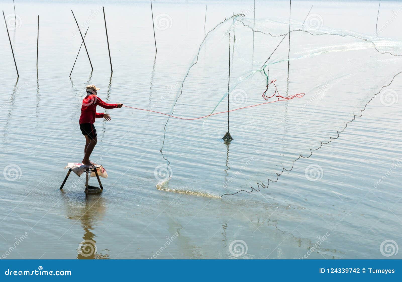 Fisherman throwing net editorial photography. Image of fishing - 124339742