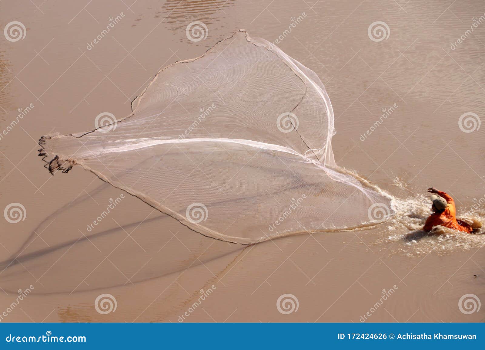 A Fisherman Throwing a Net into the River Editorial Photo - Image of ...