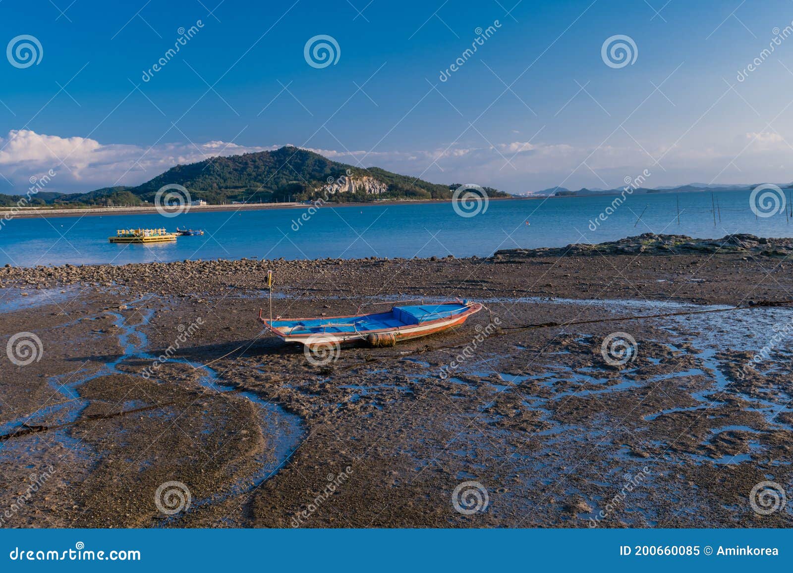 Fishing Boat Stranded on Tidal Mud Flats Stock Image - Image of ocean ...