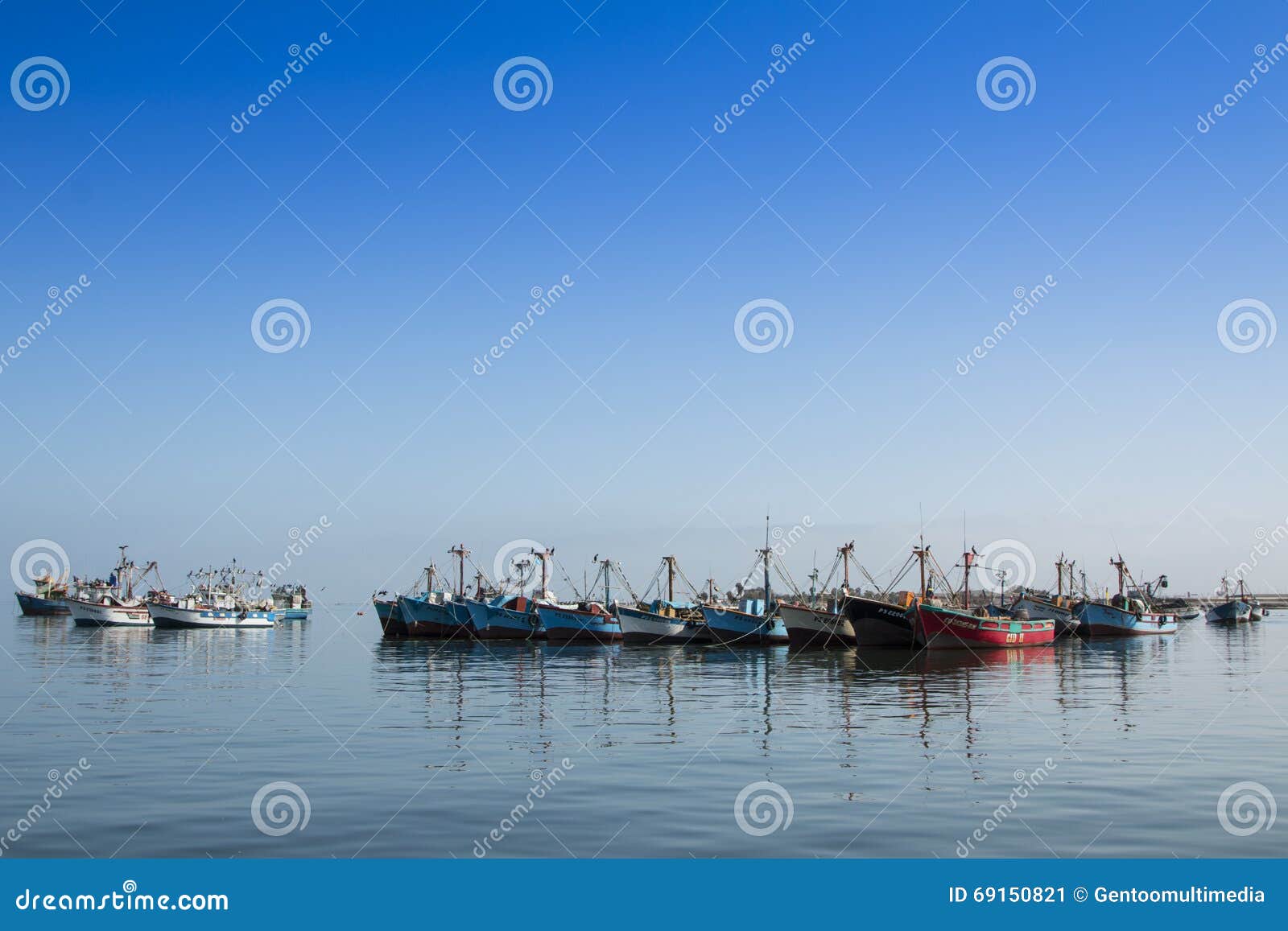 Fishing boats in Peru editorial photo. Image of river - 69150821