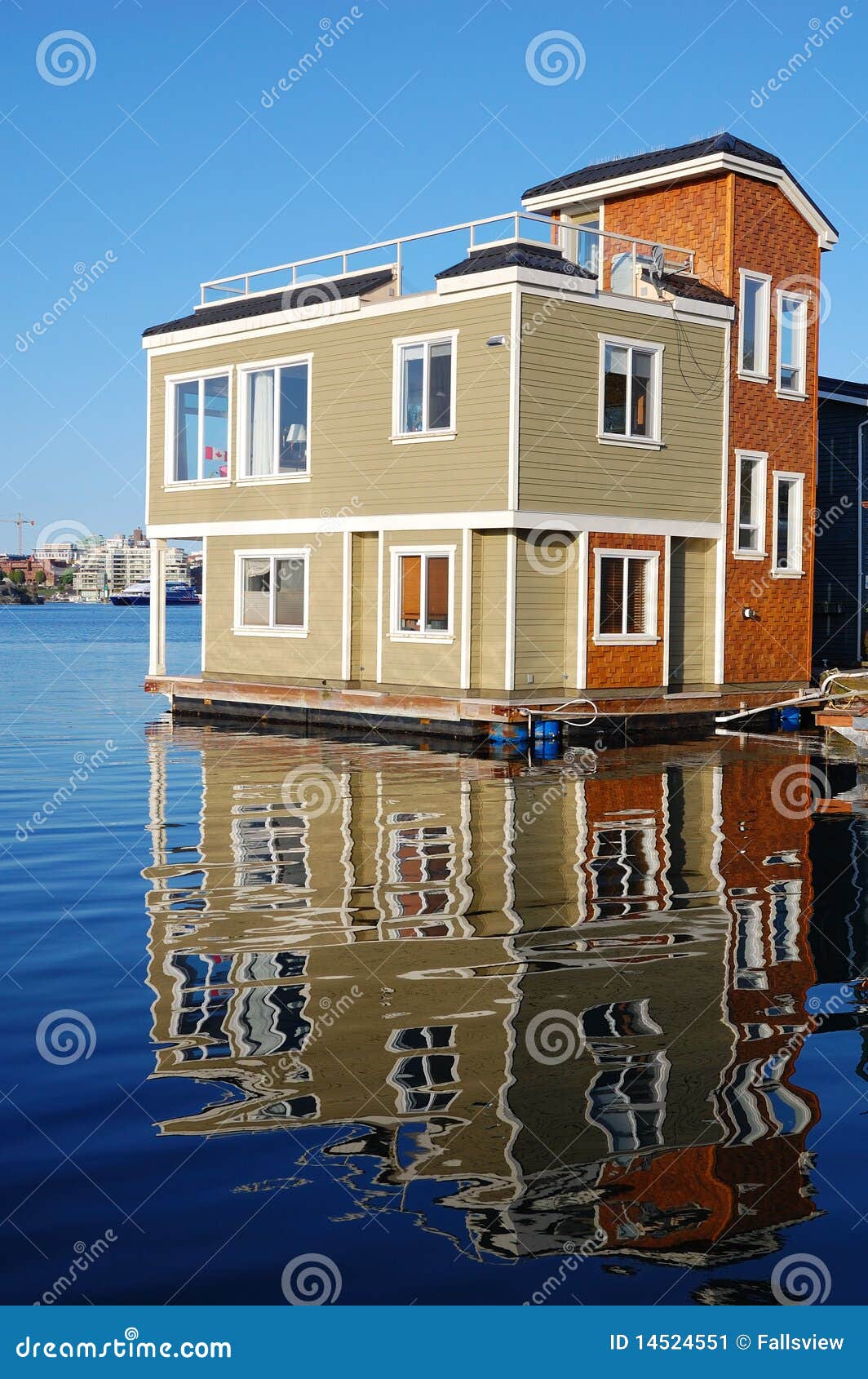 Fishman S Wharf Floating House Stock Image - Image of house, port: 14524551