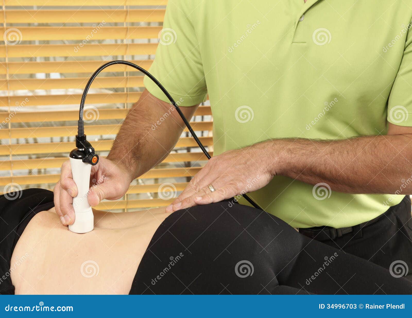 Fisioterapia del laser imagen de archivo. Imagen de fisioterapeuta ...