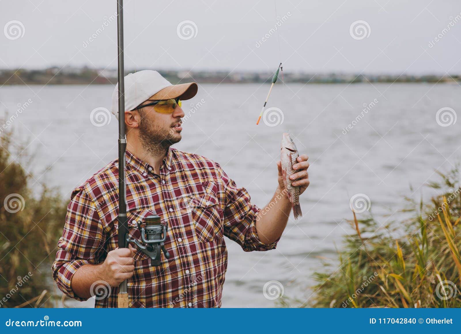 Fiskare arkivfoto. Bild av natur, rekreation, flod, hobby - 117042840