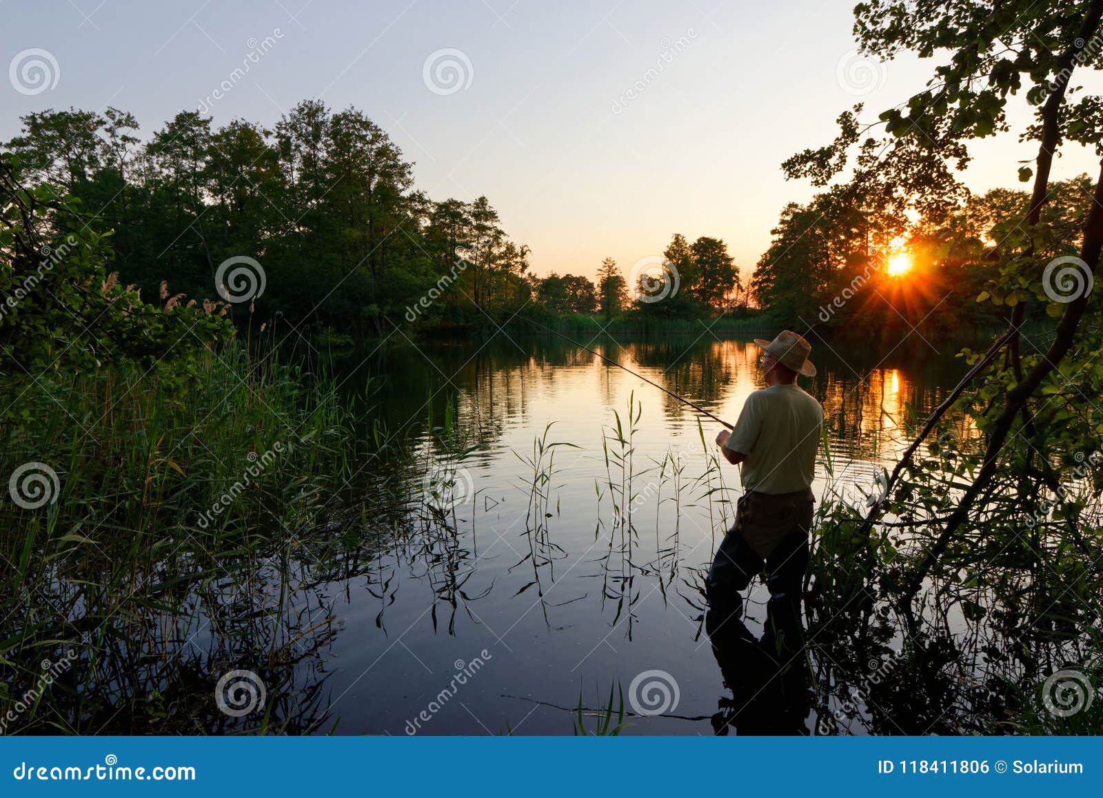 Fiskare arkivfoto. Bild av sommar, vatten, dunkelhet - 118411806