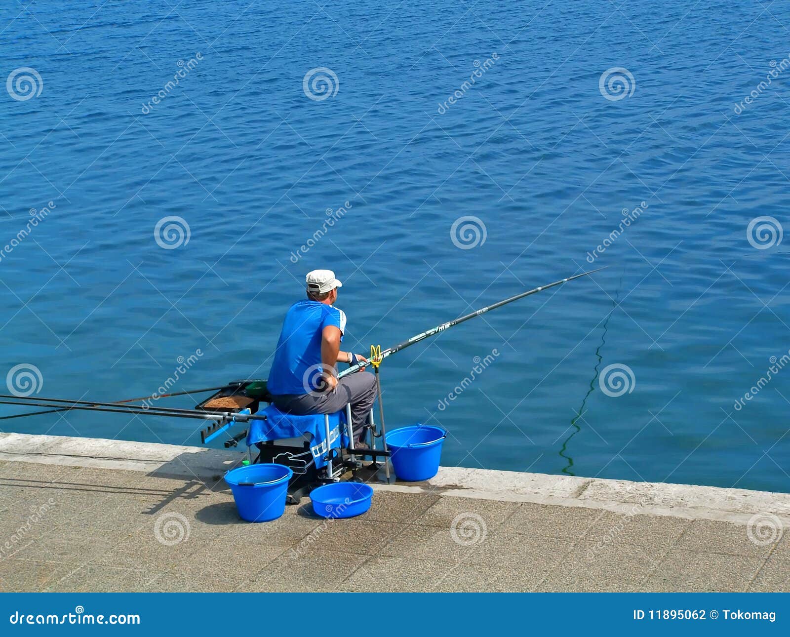 Fiskare arkivfoto. Bild av vinkel, hink, avkoppling, sötvatten - 11895062