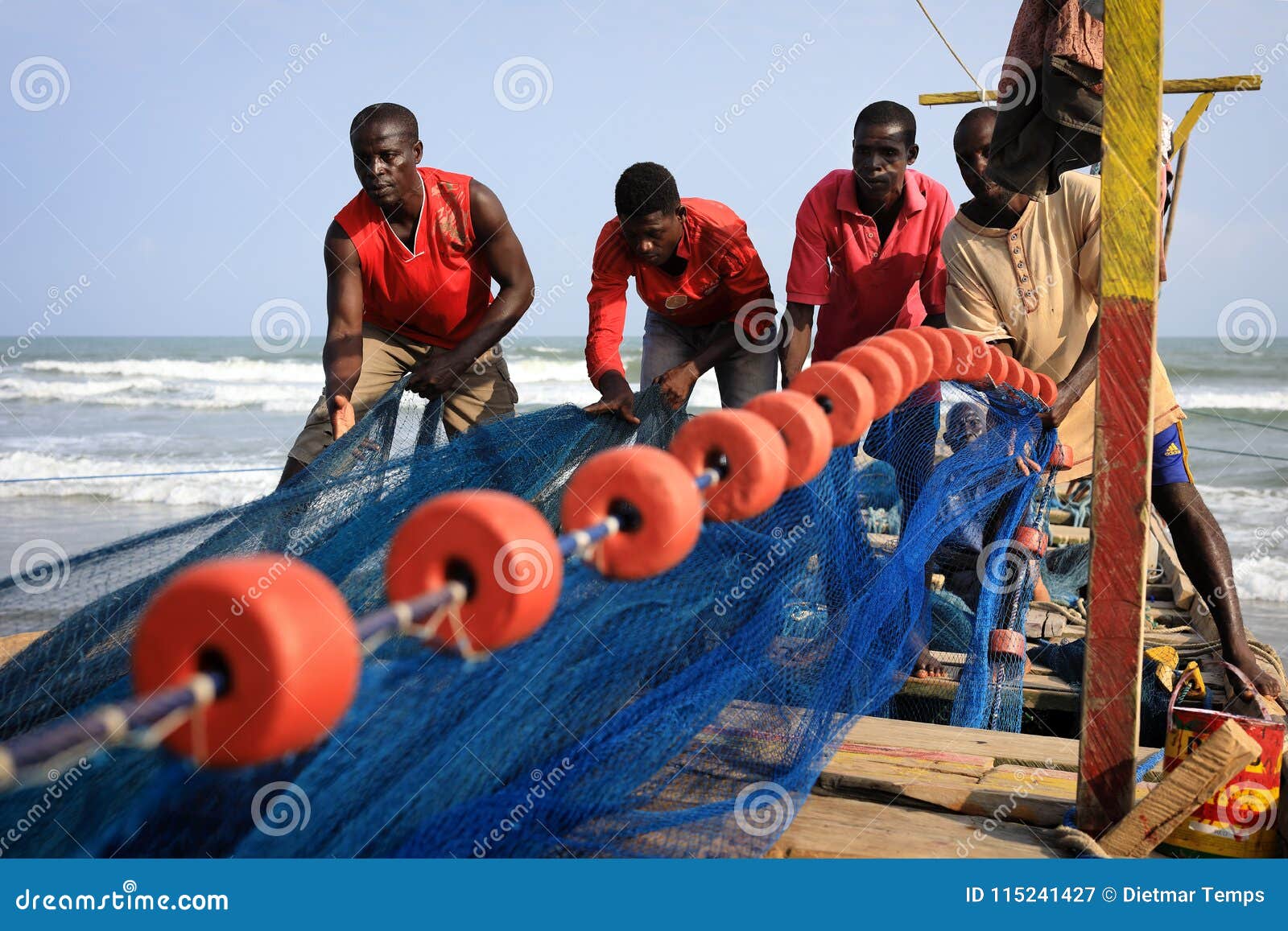 Fiskare I Uddekusten, Ghana Redaktionell Arkivbild - Bild av ferie ...
