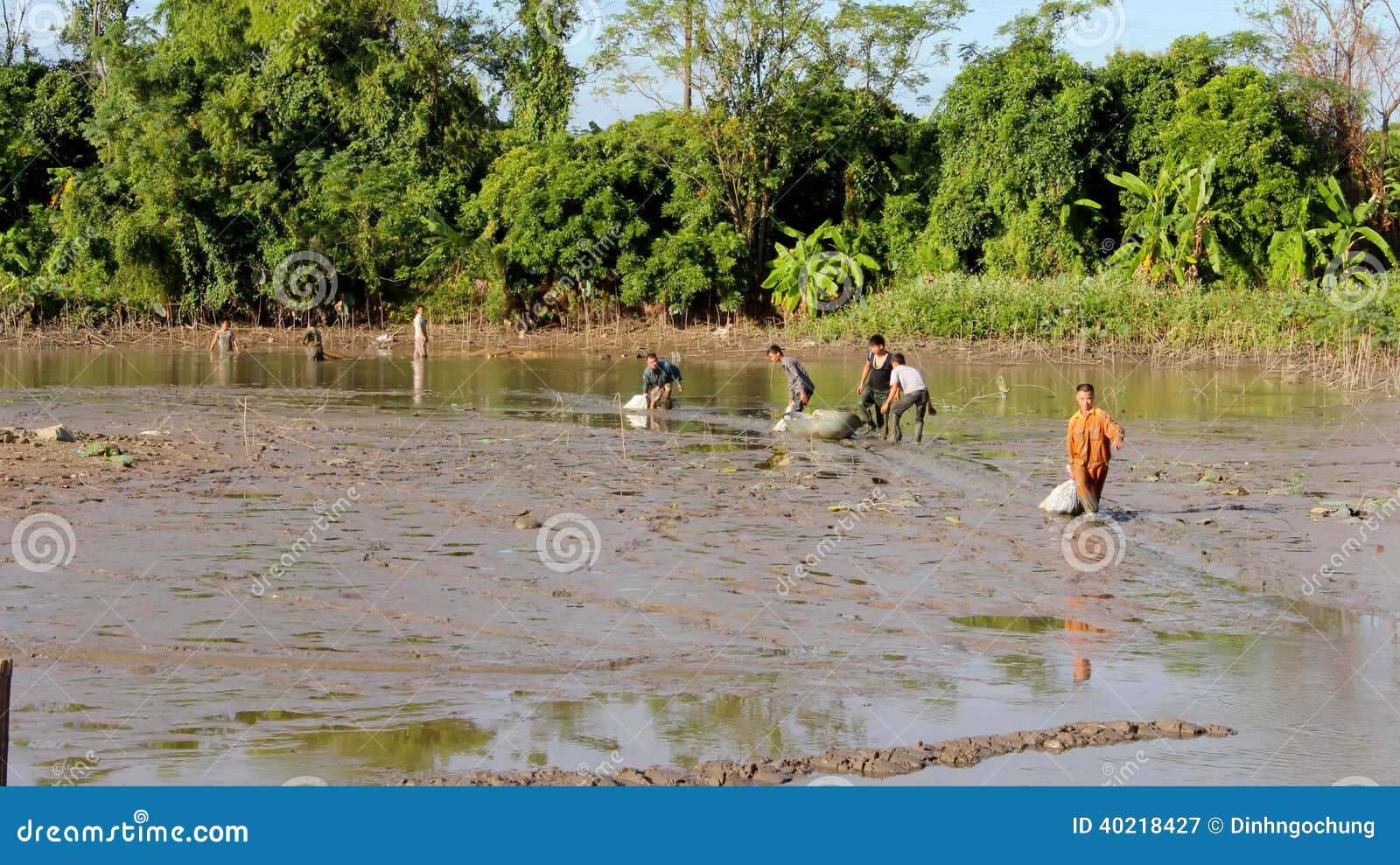 Fiskare som fiskar i lagun redaktionell arkivbild. Bild av lopp - 40218427