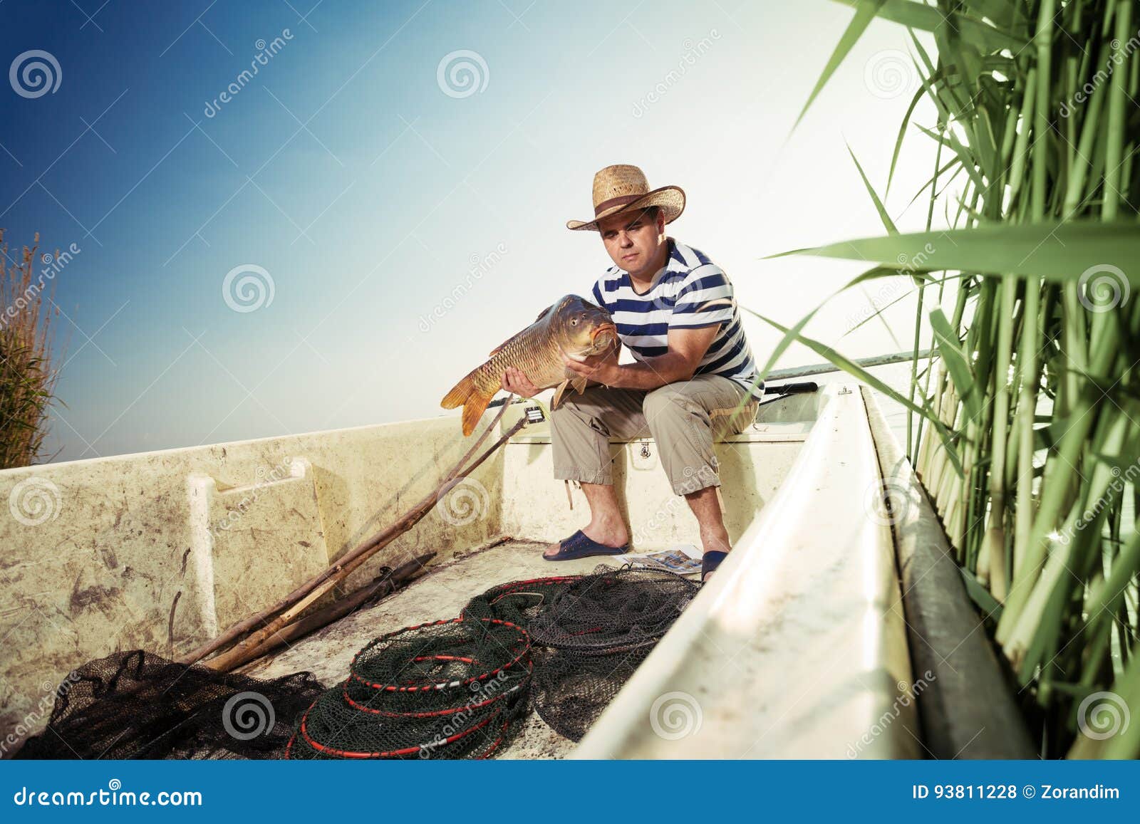 Fiskare Som Rymmer En Stor Karp Arkivfoto - Bild av blankt, fiske: 93811228