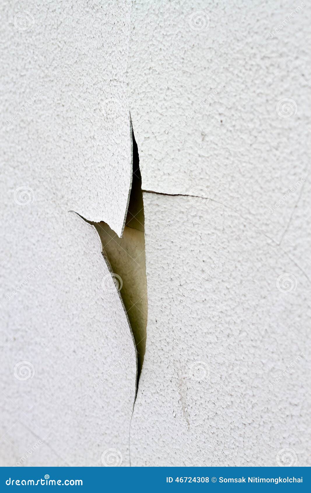 Fissure Cracked And Dilapidated Wall Of Damaged Wall Royalty-Free Stock ...