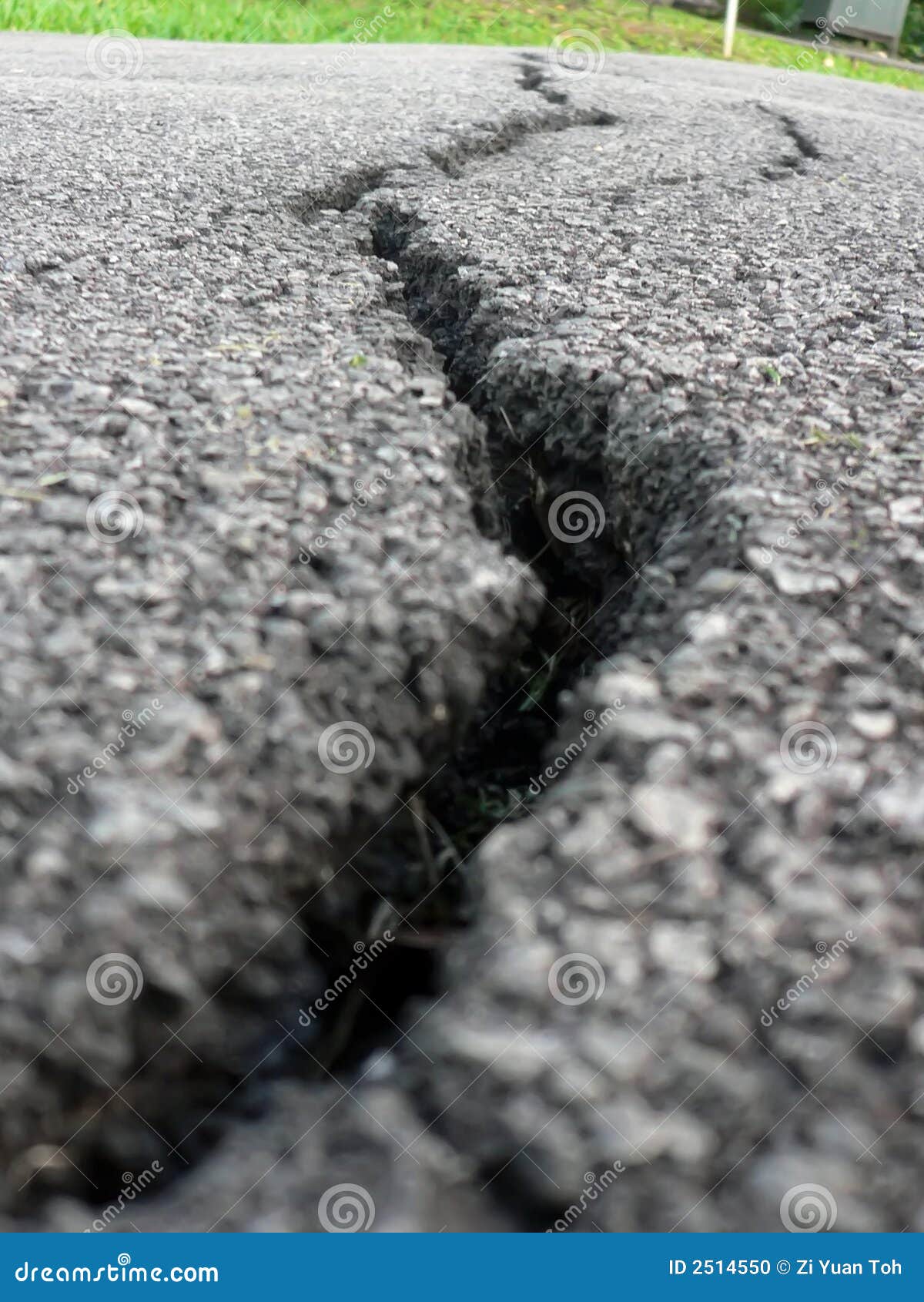 Fissure dans la route photo stock. Image du route, loin - 2514550