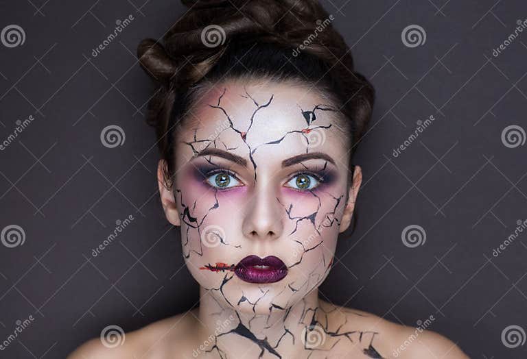 Fissures sur le visage image stock. Image du coiffure - 61292315