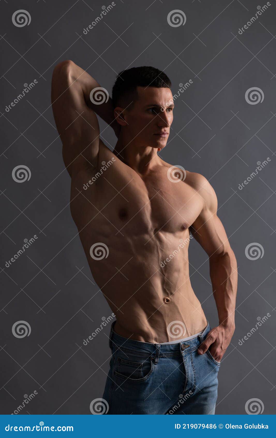 Fit Guy with Six Pack Abs Torso Pose Sin Camisa Gris Fondo Músculo Foto ...