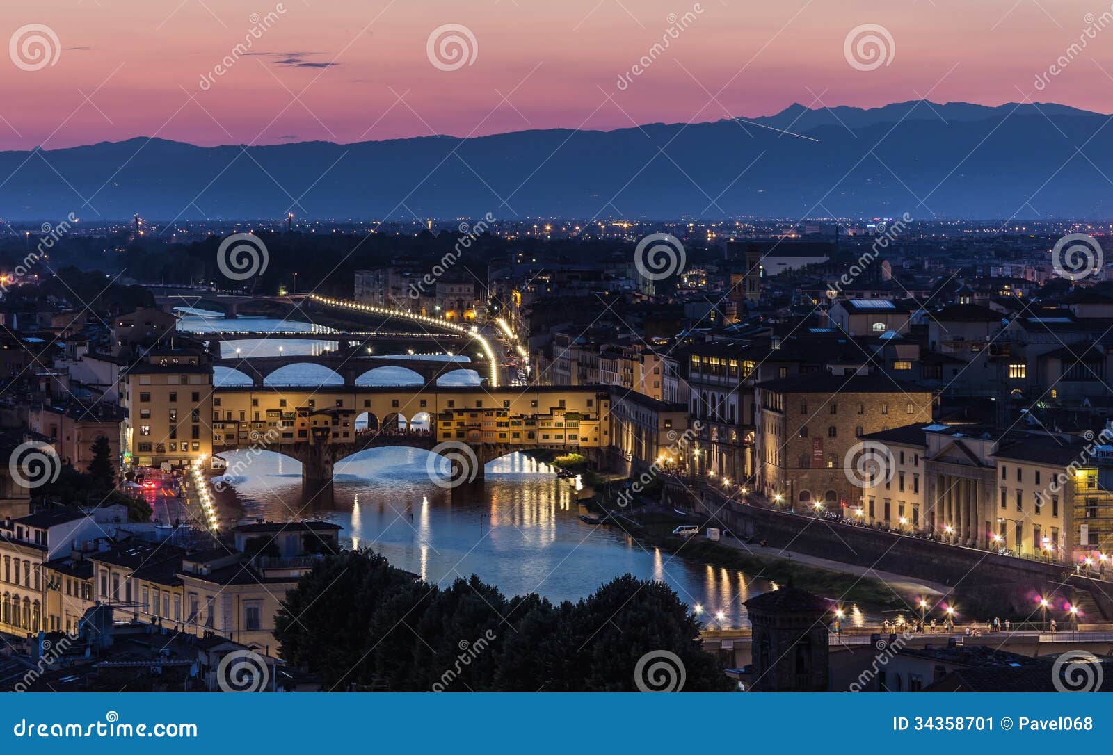 Fiume Di Arno E Ponte Vecchio a Firenze Alla Notte Immagine Stock ...