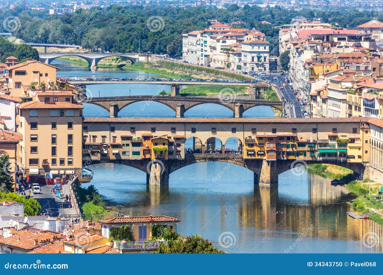 Fiume Di Arno E Ponte Vecchio a Firenze, Italia Fotografia Stock ...