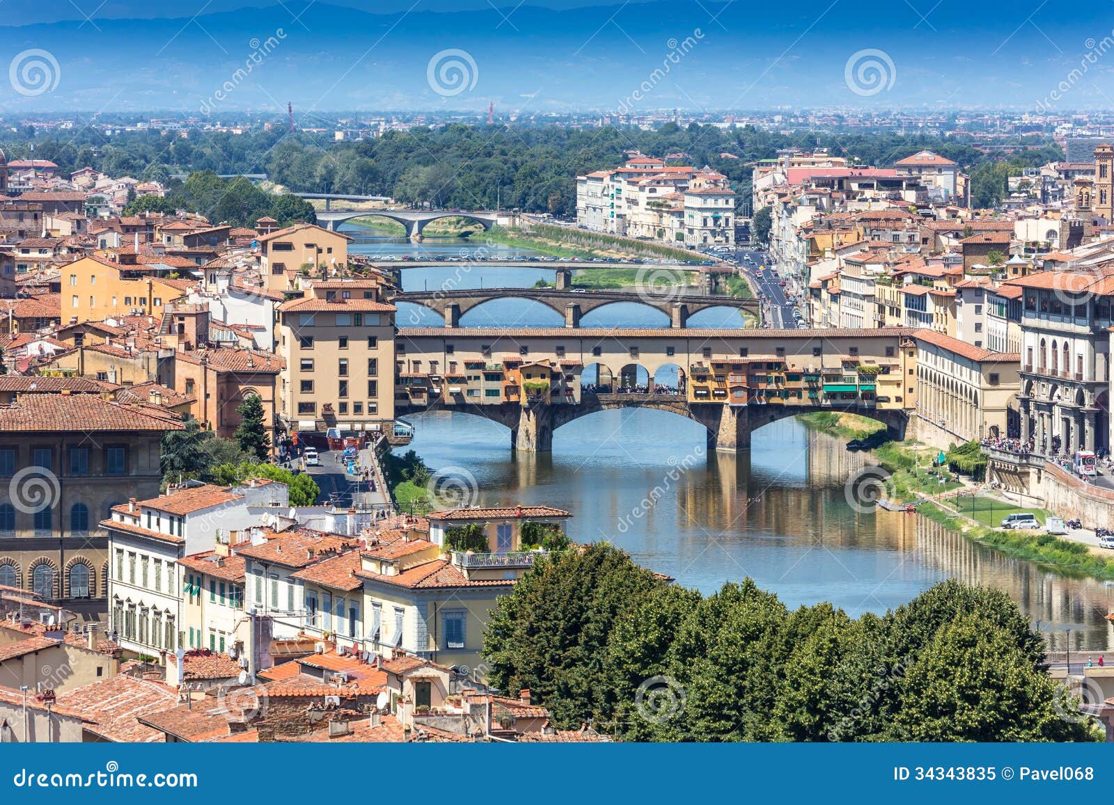Fiume Di Arno E Ponte Vecchio a Firenze, Italia Immagine Stock ...