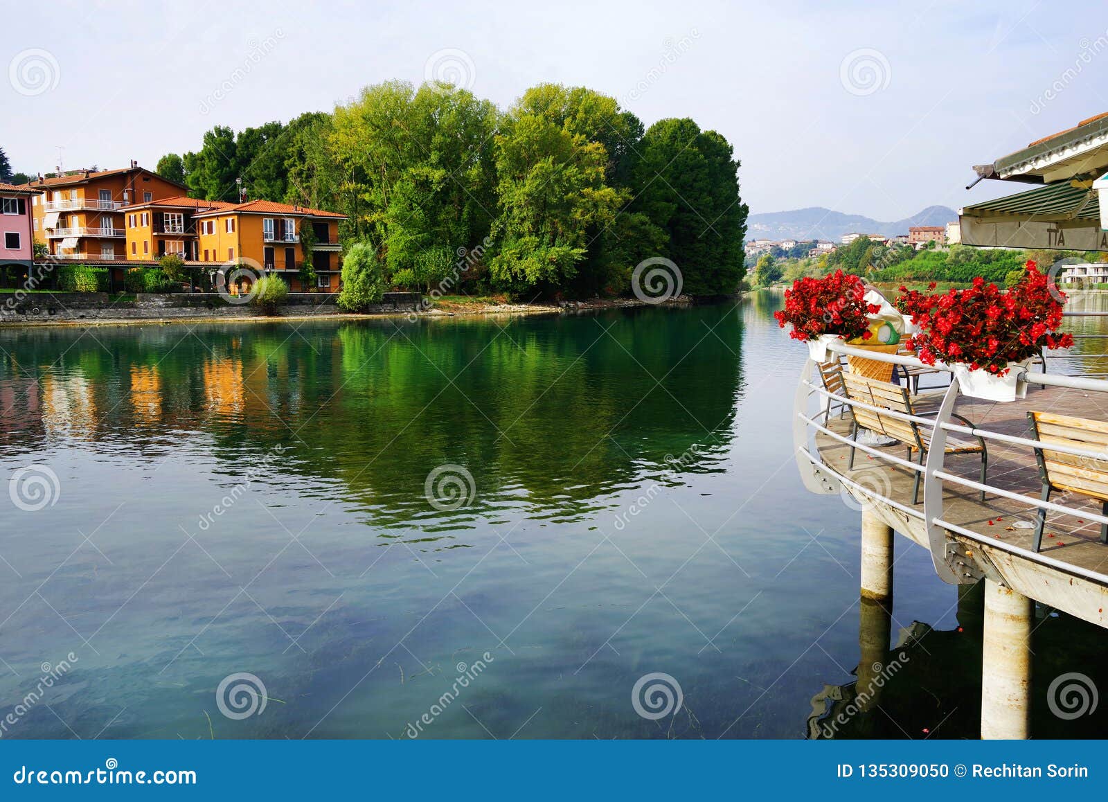 Fiume Di Oglio Con Le Città Di Paratico E Di Sarnico Fotografia Stock ...