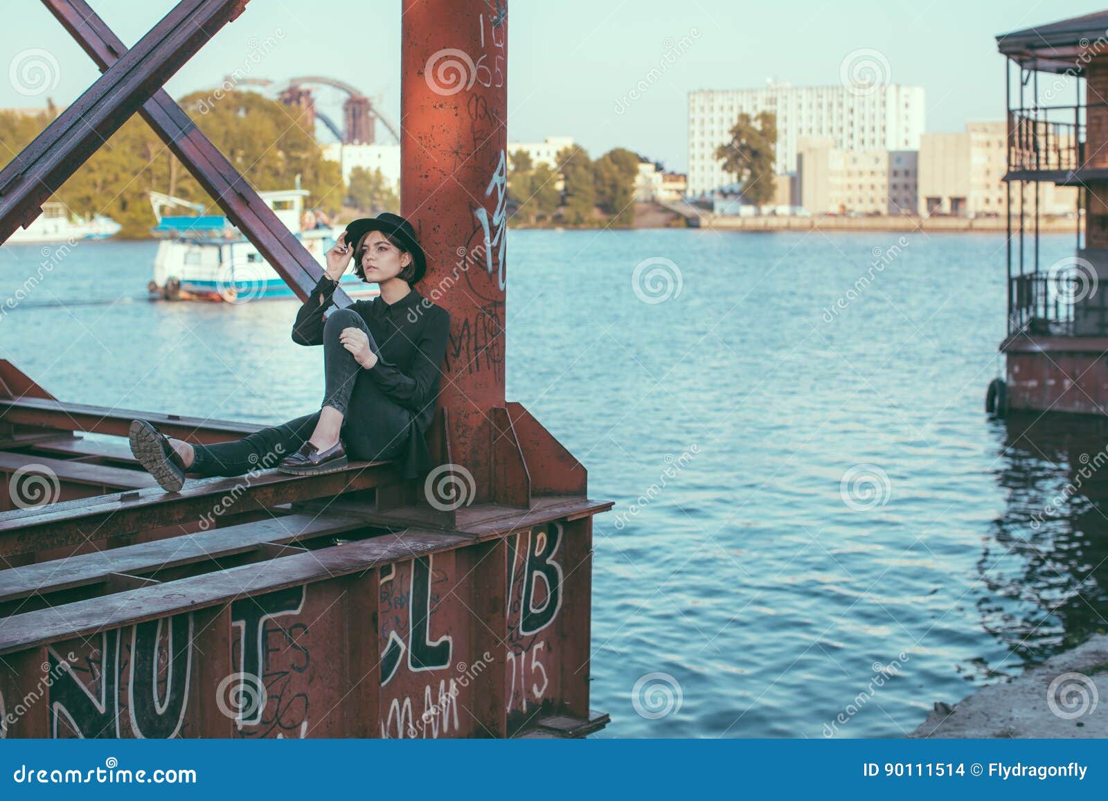 Fiume E Ragazza Sotto Il Ponte Fotografia Stock - Immagine di vetri ... Fiume E Ragazza Sotto Il Ponte Fotografia Stock - Immagine di vetri ...