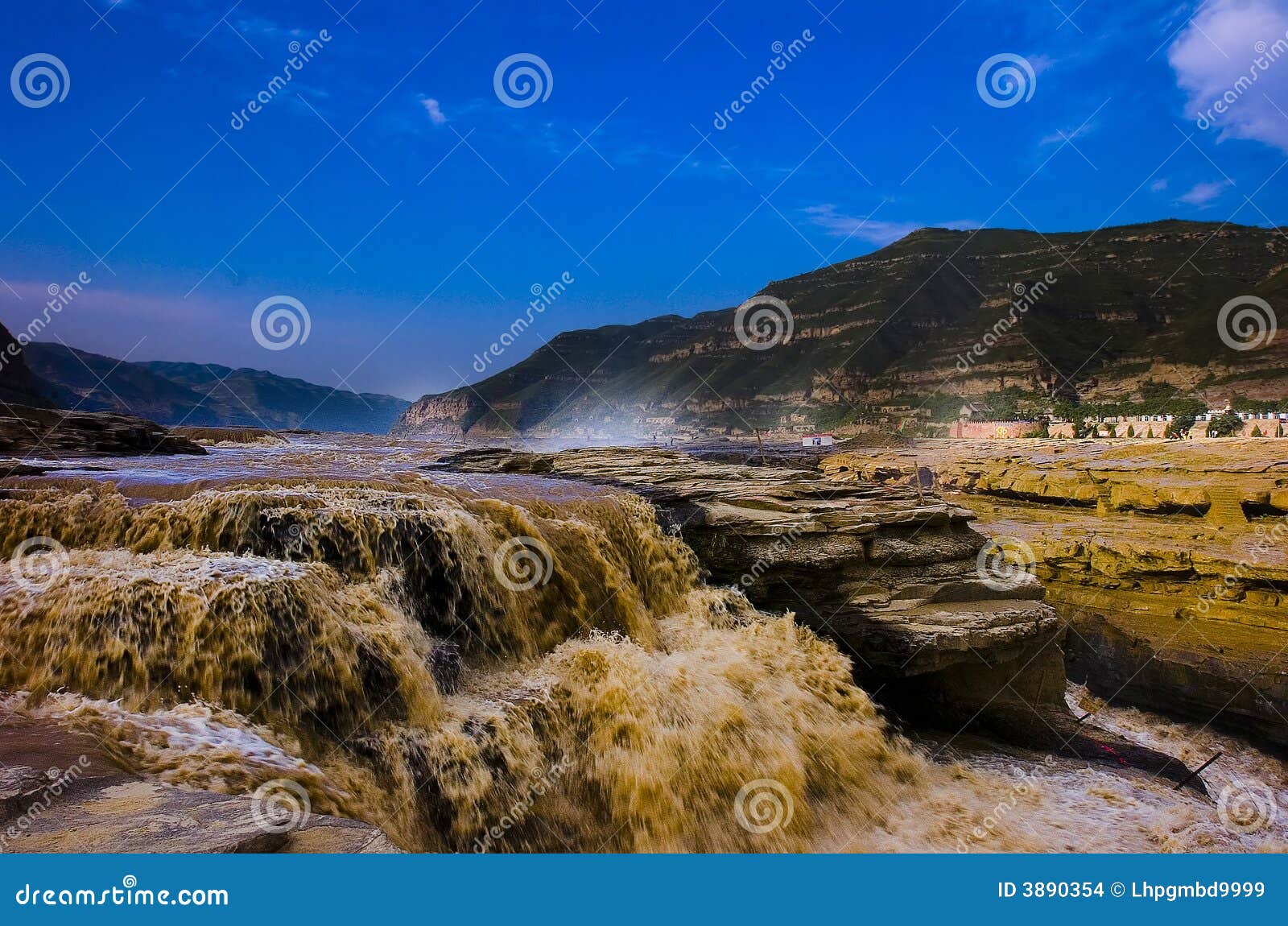 Fiume giallo fotografia stock. Immagine di rinfrescare - 3890354