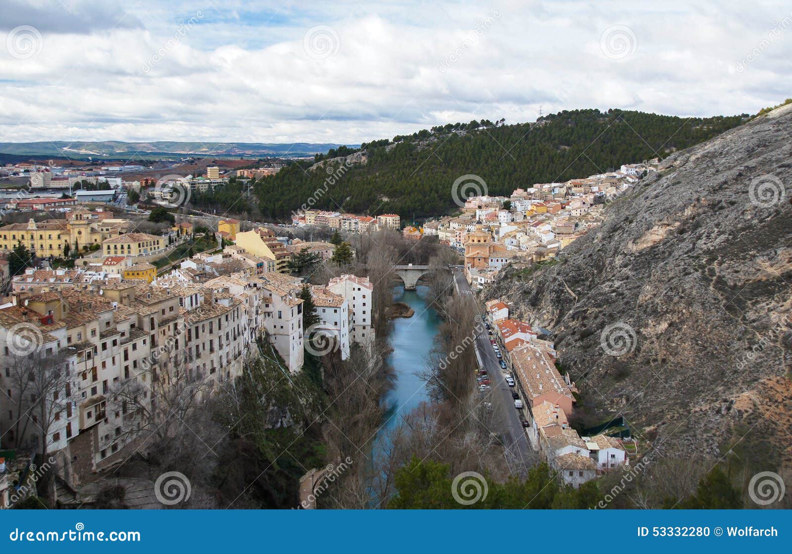Fiume Jucar Sotto La Collina a Cuenca, Spagna Fotografia Stock ...
