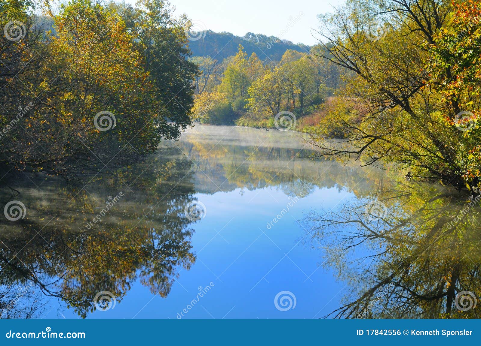 Fiume tranquillo fotografia stock. Immagine di foschia - 17842556
