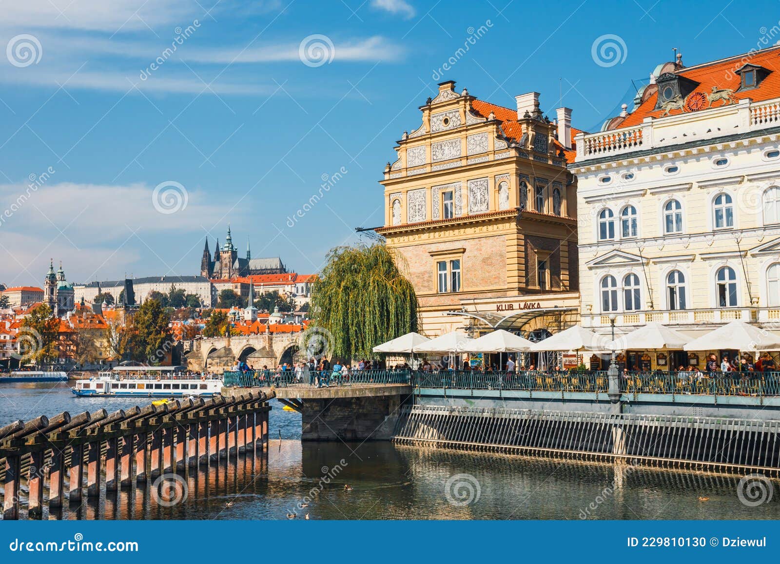 Fiume Vltava E Antico Centro Della Peste Immagine Editoriale - Immagine ...