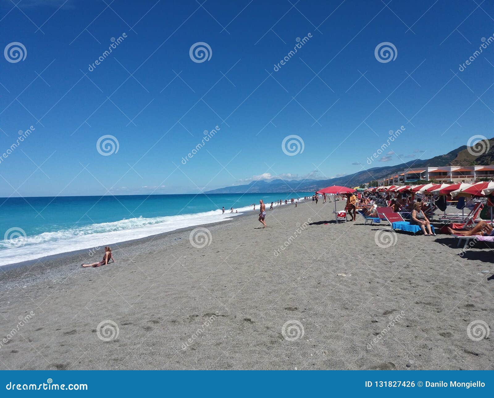 Fiumefreddo litoral foto editorial. Imagen de vacaciones - 131827426