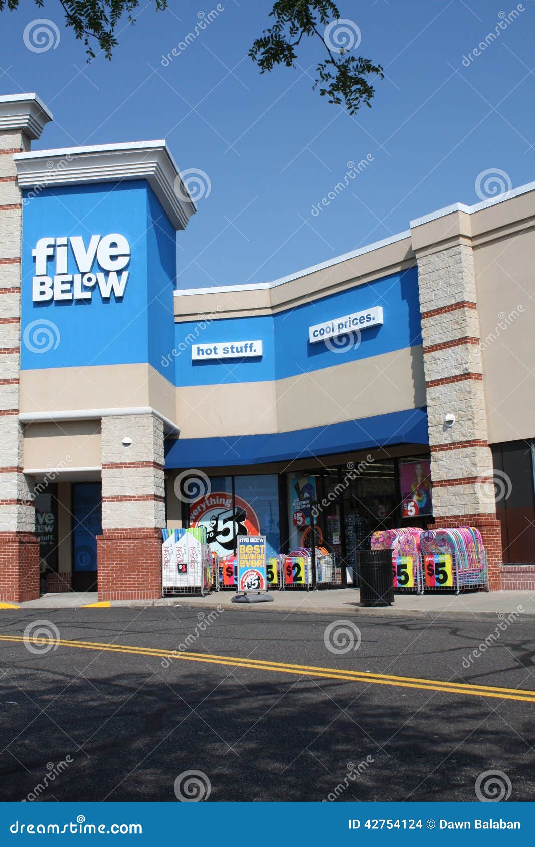 Five Below editorial stock image. Image of exit, front - 42754124