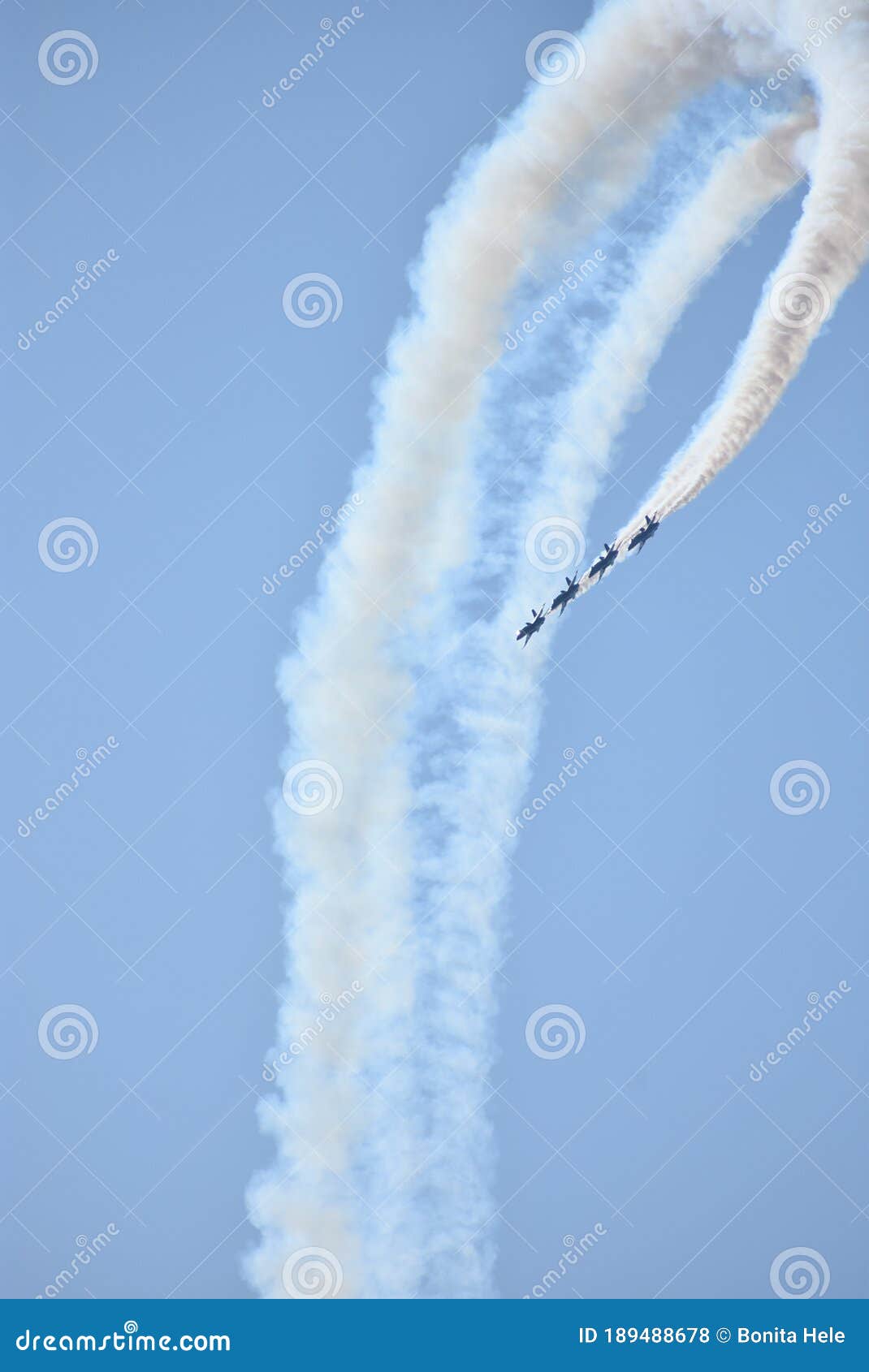 Five Blue Angel Jets Flying in a Loop Stock Photo - Image of flight ...
